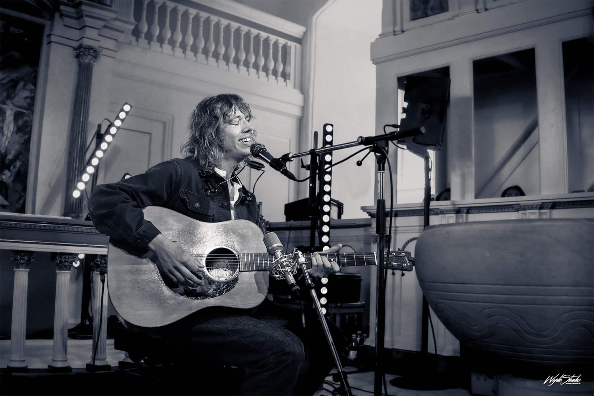 Carl Emil rörde publiken i Slottskyrkan på Smukfest